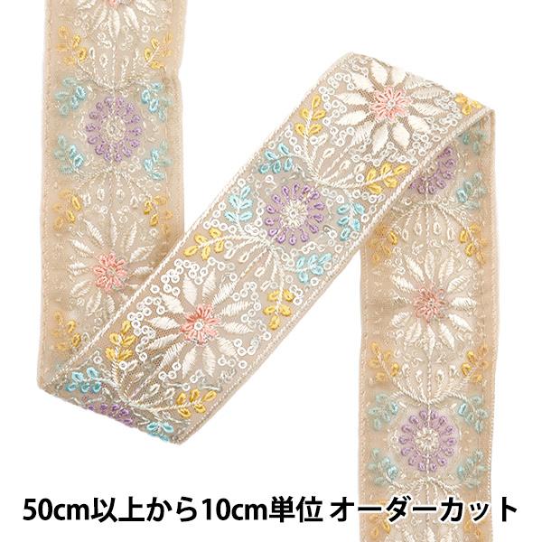 花びらと葉っぱの可愛い刺しゅうブレードです。クッションや小物などインテリアの装飾や、お洋服や帽子などファッションのアクセントにいかがですか?リボンピアスやイヤリング、ヘアゴムなどのアクセサリーにもおすすめです。刺しゅうならではの質感や繊細な...