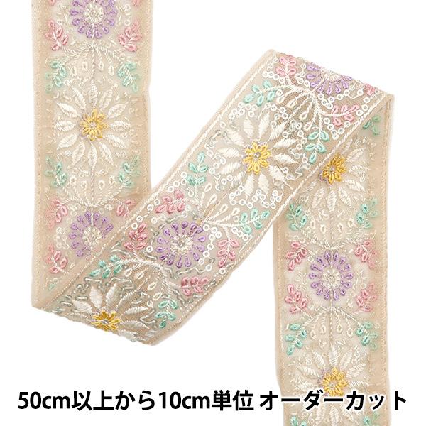 花びらと葉っぱの可愛い刺しゅうブレードです。クッションや小物などインテリアの装飾や、お洋服や帽子などファッションのアクセントにいかがですか?リボンピアスやイヤリング、ヘアゴムなどのアクセサリーにもおすすめです。刺しゅうならではの質感や繊細な...