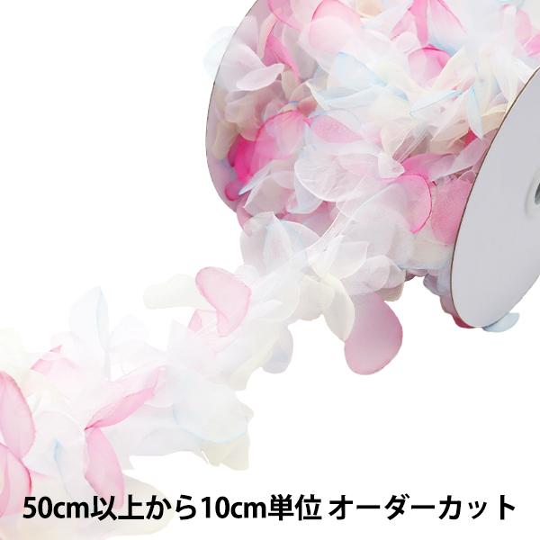 花びらが連なったような、ボリュームがあり、華やかなレース。オーガンジーリボンに同じくオーガンジーで作られた花びらが付いています。バッグやアクセサリーのワンポイントや、ダンスや発表会などのドレスや衣装にお使いいただくと、華やかになること間違い...