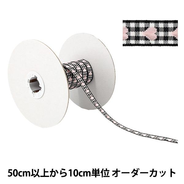 ギンガムチェックにサテン刺しゅうのハートがかわいいデザインです。チロリアンテープは、ちょっとした小物やファッションアイテムに縫い付けるだけで、ぐんっとおしゃれ度をアップしてくれる優秀アイテムです。洋服のアレンジやバッグのアクセントに。入園入...