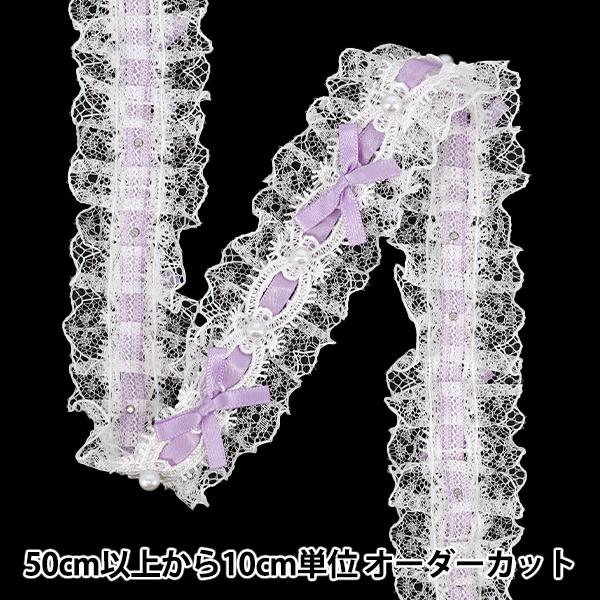 レースにサテンリボンを差し込んだ可愛らしい商品です。幅広なレースフリルと間のパールとリボンが更にかわいさを増しています。服飾や舞台などの衣装はもちろん、バッグや袋物、帽子、アクセサリー、インテリアなどのアレンジにもお使い頂けます。またぬいぐ...
