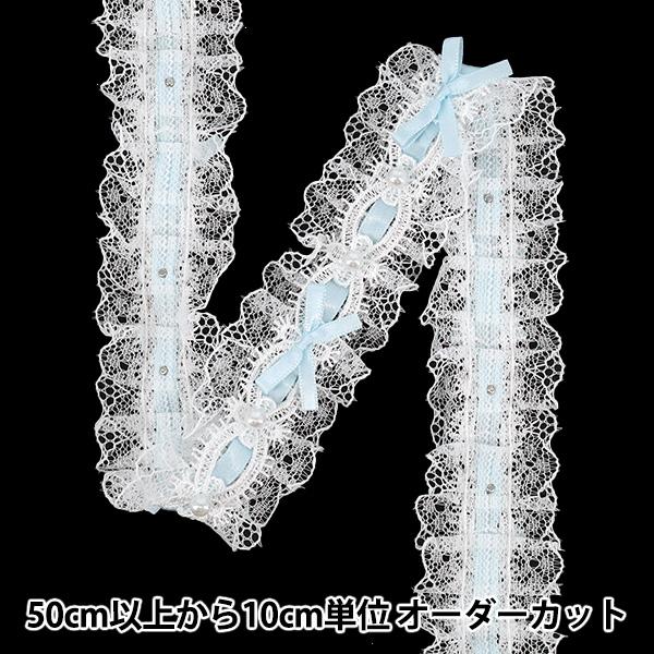 レースにサテンリボンを差し込んだ可愛らしい商品です。幅広なレースフリルと間のパールとリボンが更にかわいさを増しています。服飾や舞台などの衣装はもちろん、バッグや袋物、帽子、アクセサリー、インテリアなどのアレンジにもお使い頂けます。またぬいぐ...