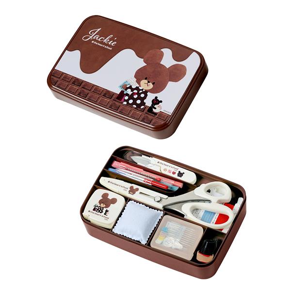 ワイドなうす型のケースに、20cmの裁ちはさみが入った充実のセット内容です。学校教材用として使用するだけでなく、お家用にあるととても便利です。持ち運び用、緊急補修用として、プレゼントにもおすすめいたします。[お裁縫セット 裁縫箱 ソーイング...