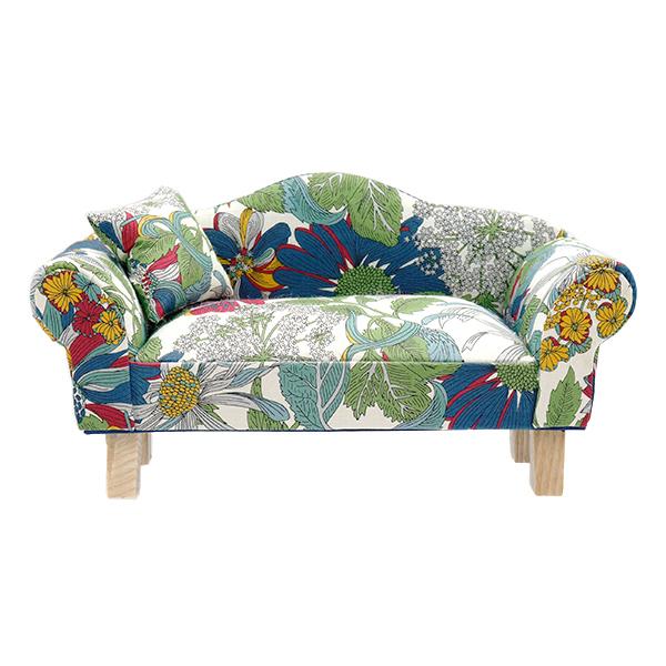 リバティ・ファブリックスのプリント生地で仕立てたインテリアソファの形のピンクッションです。生地でできた部分のどこにも針を刺せます。刺しゅうやキルトワークなど、ニードルワークの作業スペースに個性的なピンクッションが彩を添える。ユザワヤオリジナ...