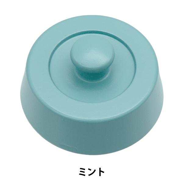 製図、型紙の作成、裁断の際など、生地やパターンが動かないように使用する重石です。持ち手部分を掴みやすいように工夫しています。裏側に凹みがあり、複数の重りを重ねて保管できます。色を揃えても、全色1個ずつでもかわいいカラー展開です。[重し おも...