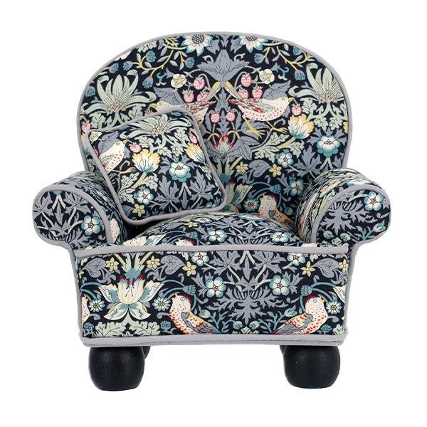 リバティ・ファブリックスのプリント生地で仕立てたインテリアソファの形のピンクッションです。生地でできた部分のどこにも針を刺せます。刺しゅうやキルトワークなど、ニードルワークの作業スペースに個性的なピンクッションが彩を添える。ユザワヤオリジナ...