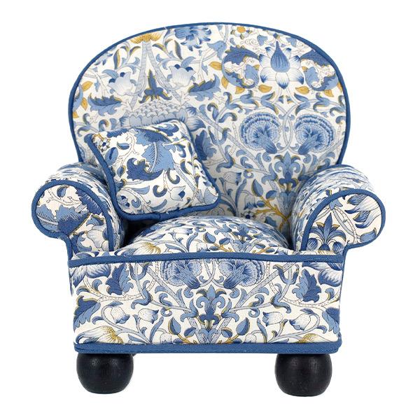 リバティ・ファブリックスのプリント生地で仕立てたインテリアソファの形のピンクッションです。生地でできた部分のどこにも針を刺せます。刺しゅうやキルトワークなど、ニードルワークの作業スペースに個性的なピンクッションが彩を添える。ユザワヤオリジナ...