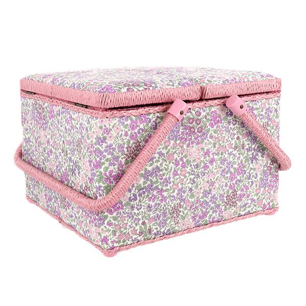 表地の下はキルト芯入りで、やんわりクッション性がありとても心地よい手触りです。機能も充実!フタを開けると仕切りのあるプラスチックトレーが内ブタとなっていて、小物整理にお役立ていただけます。左右にフタが開くので大きなハサミなど出し入れしやすく...