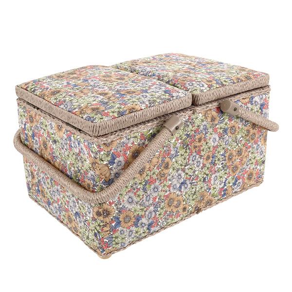 表地の下はキルト芯入りで、やんわりクッション性がありとても心地よい手触りです。機能も充実!フタを開けると仕切りのあるプラスチックトレーが内ブタとなっていて、小物整理にお役立ていただけます。左右にフタが開くので大きなハサミなど出し入れしやすく...