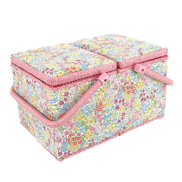 表地の下はキルト芯入りで、やんわりクッション性がありとても心地よい手触りです。機能も充実!フタを開けると仕切りのあるプラスチックトレーが内ブタとなっていて、小物整理にお役立ていただけます。左右にフタが開くので大きなハサミなど出し入れしやすく...