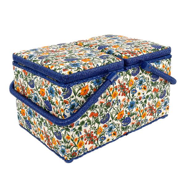 表地の下はキルト芯入りで、やんわりクッション性がありとても心地よい手触りです。機能も充実!フタを開けると仕切りのあるプラスチックトレーが内ブタとなっていて、小物整理にお役立ていただけます。左右にフタが開くので大きなハサミなど出し入れしやすく...