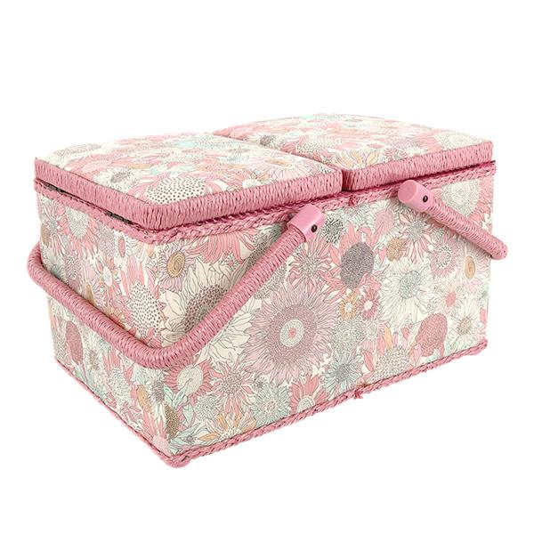 表地の下はキルト芯入りで、やんわりクッション性がありとても心地よい手触りです。機能も充実!フタを開けると仕切りのあるプラスチックトレーが内ブタとなっていて、小物整理にお役立ていただけます。左右にフタが開くので大きなハサミなど出し入れしやすく...