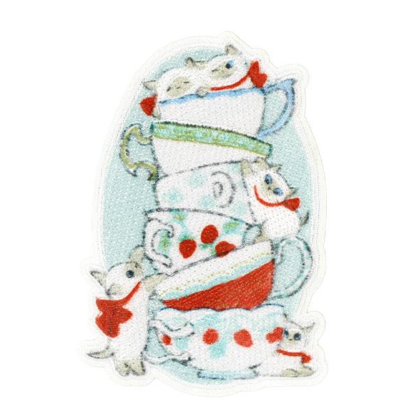 絵本作家ももろさんのBitte Mitteの世界が刺しゅうワッペンになりました。アイロンがかけられる布製品にはアイロン接着。小物や固いもの・プラスチックなどアイロンがダメなものにはシールで付けることができます。[シール&amp;アイロンワッ...