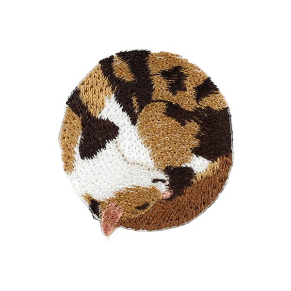 ネコのアイロン接着タイプのワッペンです。かわいいモチーフを簡単に付けられるので、お洋服や小物のワンポイントにおすすめです。[ワッペン アップリケ アイロン オリジナル 刺繍ワッペン ネコ 猫 アニマル 動物]◆サイズ(約):3.5cm×3....