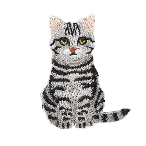 ネコのアイロン接着タイプのワッペンです。かわいいモチーフを簡単に付けられるので、お洋服や小物のワンポイントにおすすめです。[ワッペン アップリケ アイロン オリジナル 刺繍ワッペン ネコ 猫 アニマル 動物]◆サイズ(約):3.5cm×4....