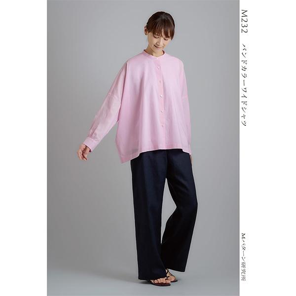 縫い代付きで印付けがいらない実物大型紙と説明書付き前ボタンあきで、たっぷりとした身幅のワイドシルエットのバンドカラーシャツ。肩幅も広く、肘近くでドロップした肩が華奢な印象に。広めの襟ぐりでリラックス感があります。袖口にベーシックなカフスボタ...