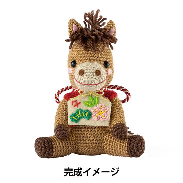 絵馬とお馬さん。午の置物は南方に飾ると縁起がよいとされています。デザイン:福村 弘美 先生より馬は前向きなエネルギー・成功・繁栄のシンボルとして日本人に長く親しまれてきました。絵馬を首飾りにした愛らしい午の姿が、お正月らしく華やかな飾りに。...