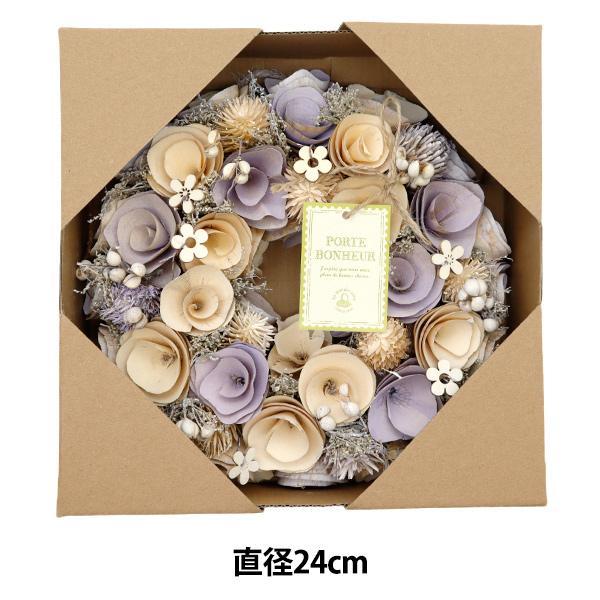 天然素材を使用した、優しくナチュラルな雰囲気のリースです。リースに付いてるタグにはフランス語で「PORTE BONHEUR Jespere que vous avez plein de bonnes choses(幸運のお守り。いいことがた...