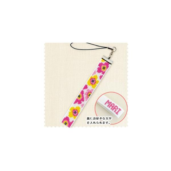 おしゃれでかわいい北欧テイストのクロスステッチししゅうキットです。◆難易度：初級◆出来上がり寸法：全長 約17cm（ししゅう部分約縦9.5cm×横1.5cm）◆セット内容：25番ししゅう糸(綿100％)、ビニールキャンバス、ストラップ、ひも...