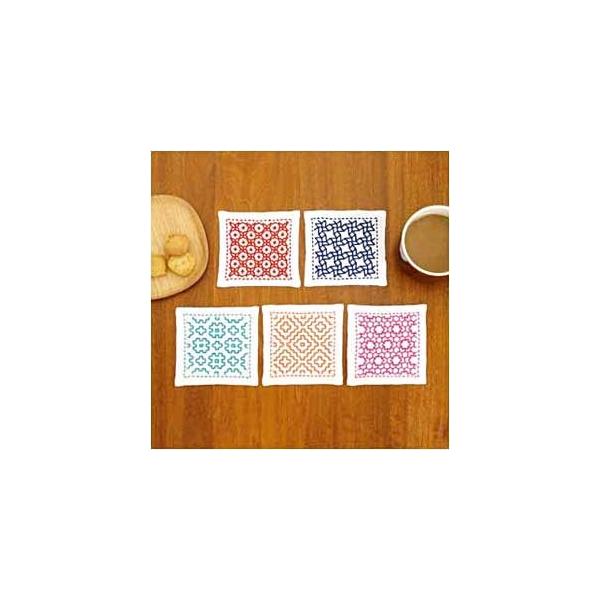 「一目刺し」とは、刺し子の技法のひとつで、一定の針目で縦、横、斜めと同じ方向を順に刺していく技法です。コースターやふきんなど、身近なものから刺し子を取り入れて、日々の暮らしに彩りを添えてみませんか。図案は布にプリント済みです。◆初級〜中級者...