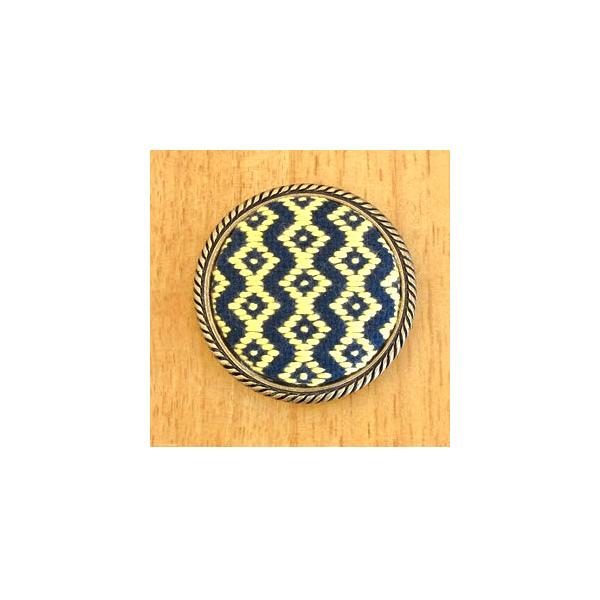 日本の伝統刺繍『こぎん』初級向けのこぎんキットです。★難易度：初級★出来上がりサイズ：（外径）約5.6cm　（作品部分）約4.7cm ★キット内容：こぎん糸、No.1100布（コングレス）、ブローチ（アンティークゴールド）、こぎん針、図案付...