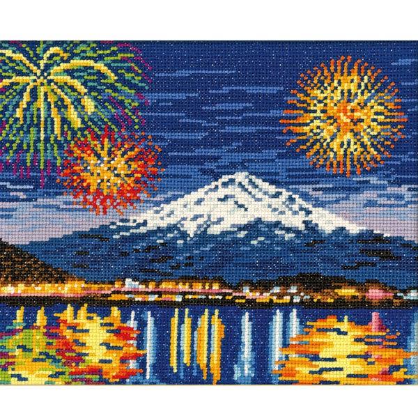 オリムパス 刺繍キット 河口湖 冬花火と富士山人気の日本の名所をクロス・ステッチで表現しました。四季が織りなす日本の美しい風景をお楽しみください。＊W-41使用　別売◆セット内容：25番ししゅう糸（綿100％）、No.3000布 （ジャバク...