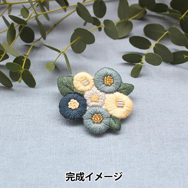 k.omono - コモノ -  ぬくもりを感じる作風が人気の刺しゅう作家さんのデザイン。カラフルな丸いお花が集まって、にぎやかなブーケができあがりました。胸元に、カラフルなブーケを携えておでかけしてみませんか?簡単なステッチだけで仕上がる...