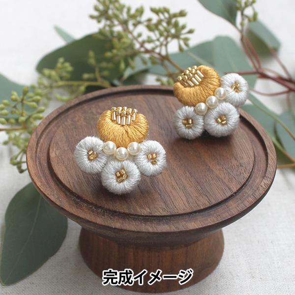 k.omono - コモノ -  ぬくもりを感じる作風が人気の刺しゅう作家さんのデザイン。丸いお花でシックで大人っぽいイヤリングができあがりました。立体的で、耳に沿うデザインでいろいろなシーンに使っていただけます。サテンステッチのみで、1粒...