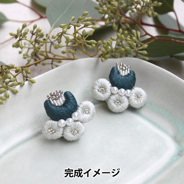 k.omono - コモノ -  ぬくもりを感じる作風が人気の刺しゅう作家さんのデザイン。丸いお花でシックで大人っぽいイヤリングができあがりました。立体的で、耳に沿うデザインでいろいろなシーンに使っていただけます。サテンステッチのみで、1粒...