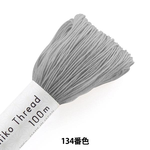 布に線を描くように刺しゅうをする「刺し子」は、日本に古くから伝わる伝統的な刺しゅうです。その素朴で美しい技法は、厳しい寒さの中、重ね合わせた布を丈夫で暖かいものにするために刺したことが始まりとされています。光沢がありすべりがよく、刺しやすい...