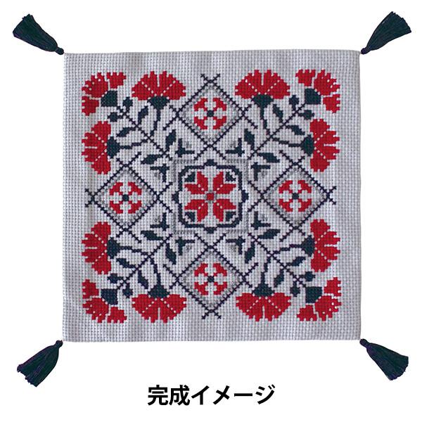 「民族」「伝承」の意味を持つフォークロアなクロスステッチキット。風になびきながら、いきいきと咲くヤグルマギクをイメージ。グレイッシュトーンにヴィヴィッドな赤のコントラストが魅力のタイル柄。図案を刺したら、タッセルが付いたプレイスマットに仕立...
