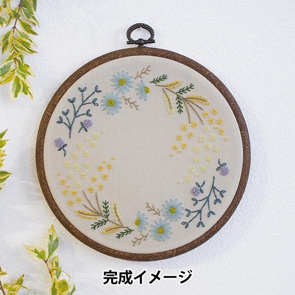 初めての方でも刺しゅうしやすいGARDEN PARTYコットンクロスを使用した、リース柄の初級者向き刺しゅうキットです。専用フープが付いていますので刺した後すぐ飾っていただけます。写して繰り返し使える図案付き。淡い色の小花がちりばめられた温...