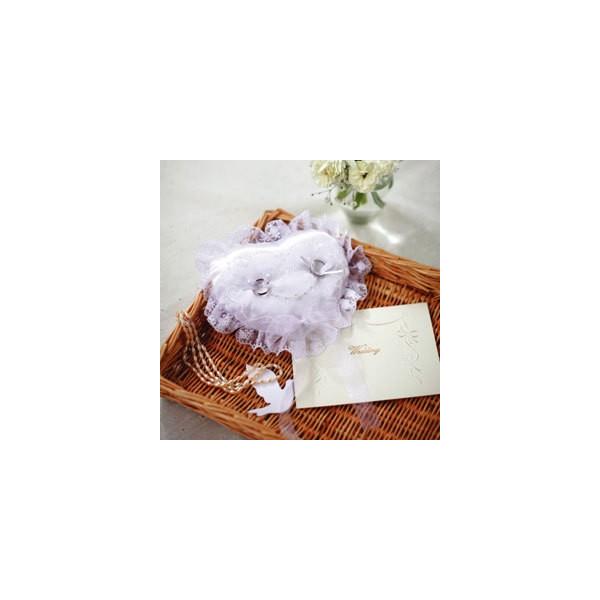 特別な一日を、想いを込めた手作りのリングピローで。 ラインストーンをちりばめたような刺しゅうが豪華なリングピローです。 難易度：中級 サイズ：たて約25cm×よこ約20cm（レース・リボン含む）  キット内容：刺繍入りサテン・チュールレース...