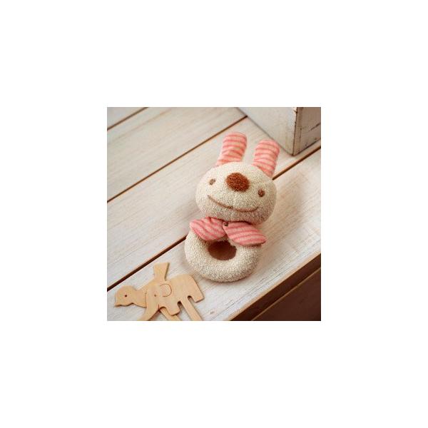 ベビーに贈る、オーガニックコットン（有機栽培綿）のふんわりやさしい小物キットです。みみがピンクの、うさぎのがらがらです。（プラ鈴付き）人と地球にやさしい天然素材のこものたちはとってもキュート。自然の風合いを生かした手作りのぬくもりは、きっと...