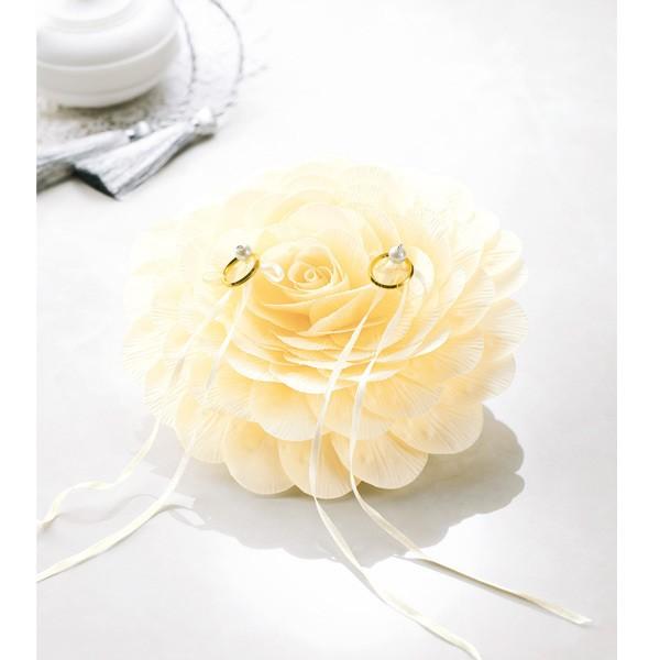 花びらを使った新しいリングピローシリーズです。ピローは縫製済み・綿入れ済みなので、花びらを貼り付けるだけで簡単に作れます。◆作成時間（目安）：約45分◆サイズ（約）：約直径18cm×高さ8cm◆キット内容：縫製済み・綿入れ済みピロー・花びら...