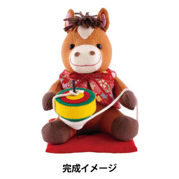 コマとお馬さん。午の置物は南方に飾ると縁起がよいとされています。デザイン:福村 弘美 先生より馬は前向きなエネルギー・成功・繁栄のシンボルとして日本人に長く親しまれてきました。縁起物の駒を持った愛らしい午の姿が、お正月らしく華やかな飾りに。...