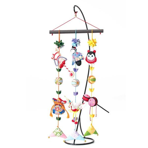 我が子の健やかなる成長を願い、飾られたつるし飾り。現代まで受け継がれてきた、かわいい守り神のモチーフひとつひとつに意味があり、優しく、深い思いが込められています。◆作成時間（目安）：約6時間◆サイズ（約）：H49cm×W20cm◆キット内容...