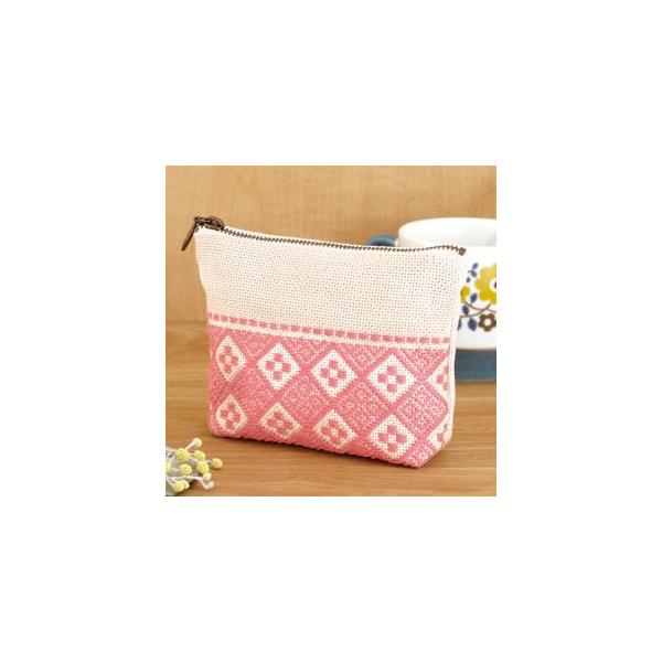 日本の伝統刺繍『こぎん』初心者〜中級向けのこぎんキットです。★難易度：初級〜中級★出来上がりサイズ：約縦10cmx横14.5cmxマチ3cm     ★キット内容：こぎん糸、No.1100布（コングレス）、裏布、ファスナー、こぎん針、図案付...