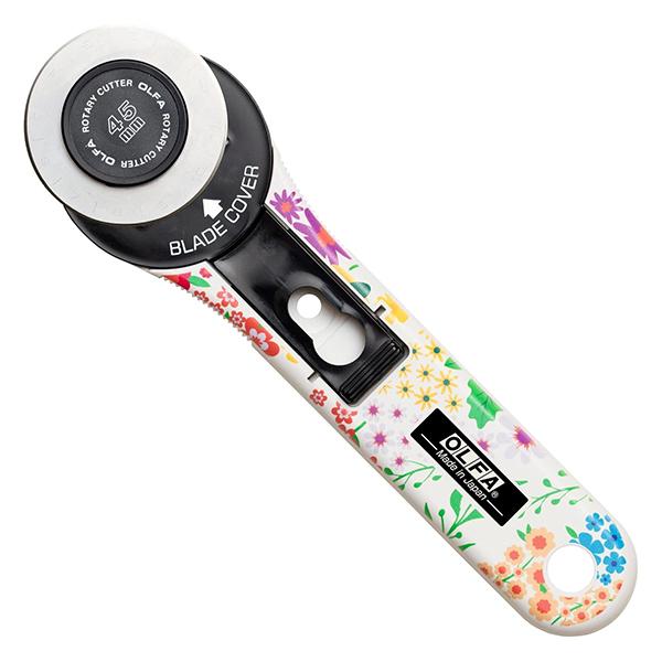 日本国内では既に廃番となったロータリーカッターL型(品番: 41B)ですが、花柄をプリントしたものを数量限定で再販。色とりどりの花模様をボディ全体に散りばめたポップなデザインで、その色がより一層映えるホワイトをベースにしたモデルです。布や紙...