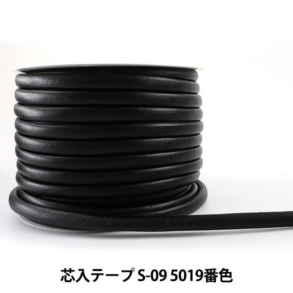 合成皮革で柔らかく、通常の合皮と違い、バイアスのような適度な伸びがあるので、袋物やバッグの紐、ショルダー、持ち手などにおすすめです。芯入なので、ふわっとした触り心地です。[合皮 芯入り ループ]◆サイズ:直径9mm ◆素材:合成皮革(表:ポ...