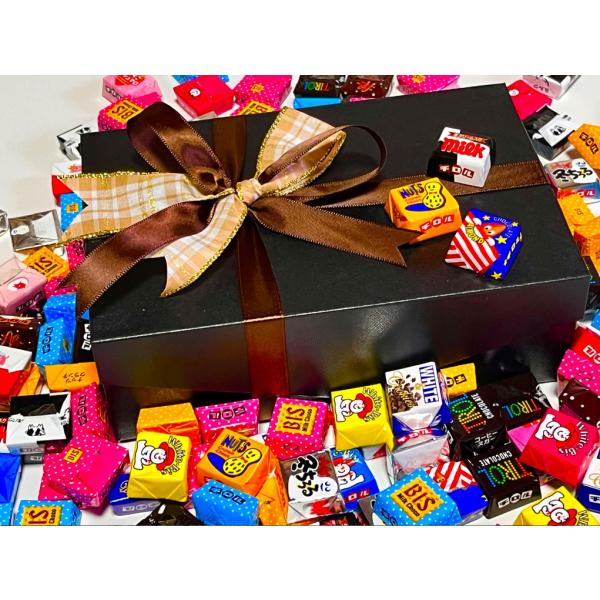 様々な味や食感を楽しむことができるチロルチョコのアソートです＜コーヒーヌガー＞＜ミルク＞＜ビス＞＜ホワイト＆クッキー＞＜アーモンド＞定番人気の味と期間限定の味を加えました期間限定の味は季節により変わりますが10種類以上を詰め合わせています自...