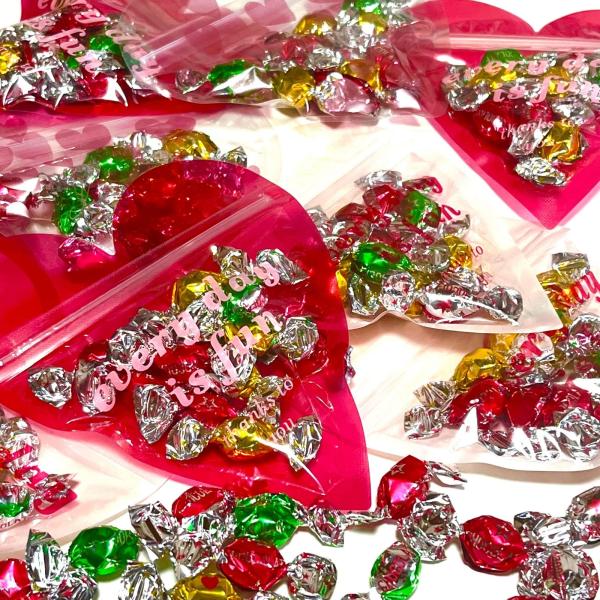 一口サイズの糖衣掛けしたチョコ玉をキラキラ包装で包んだオールシーズンチョコは夏でも溶けにくく、手も汚れにくく、長年愛されてきたチョコ菓子ですオールシーズンチョコを10個ハートのジップバックに入れました10袋セットちょっとした贈り物にも手軽に...