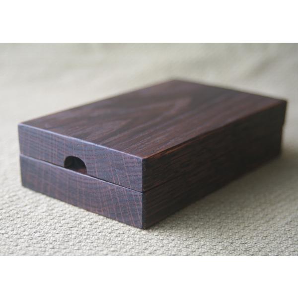 無垢の木をくりぬいて作った木製バターケースです。世に出回っている木製バターケースを色々と見てみるにつけ「結構大きいなあ」と常々感じていました。なので、宙では薄型コンパクトを目指して「150gバター専用サイズ」でカタチにしてみました。食用くる...