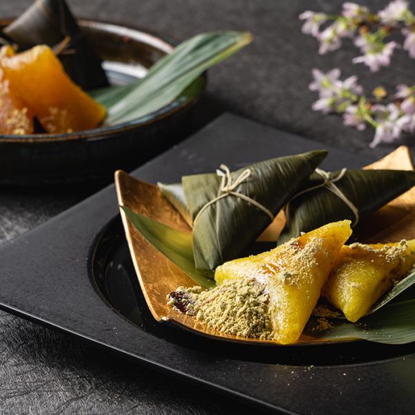 庄内の春の訪れとともに食卓を飾る伝統食の「笹巻」。もち米を灰汁水に浸し、丁寧に笹の葉で包みんだ黄金色に輝く笹巻は、昔から保存食として携帯したり、端午の節句にはかかせない行事食として親しまれてきました。鶴岡南部で造らる「こぶし巻」は、灰汁の濃...