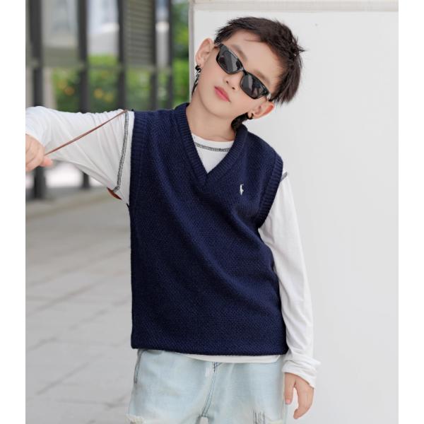Vネックのキッズ用ニットベストです。Ｔシャツ、ブラウスや柄シャツとの相性抜群です。【素材について】綿混【カラーについて】生産ロットにより柄の出方や色の濃淡が異なる場合がございます。お使いのモニターや撮影時の光の加減などにより画像と実際の商品...