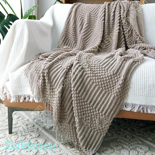 ■サイズ：130*240=横約130cm*縦約240cm■特徴【手触り】なニット毛布なので、肌に優しくて暖かいです。軽く薄いので椅子の背もたれに掛けていても問題ないです。車内と会社にピッタリだと思います。洗った後も柔らかさが持続している良い...