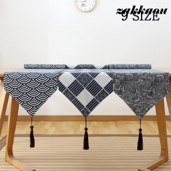 商品詳細 落ち着くカラーで、縁取りに刺繍もあり、どんな空間にも馴染むカラーとデザインで、テーブルに温かみや柔らかい印象をもたらします。敷くだけでほのかな高級感を出し、存在感がありつつも、部屋のインテリアに見事に調和できます。結婚式、誕生日、...