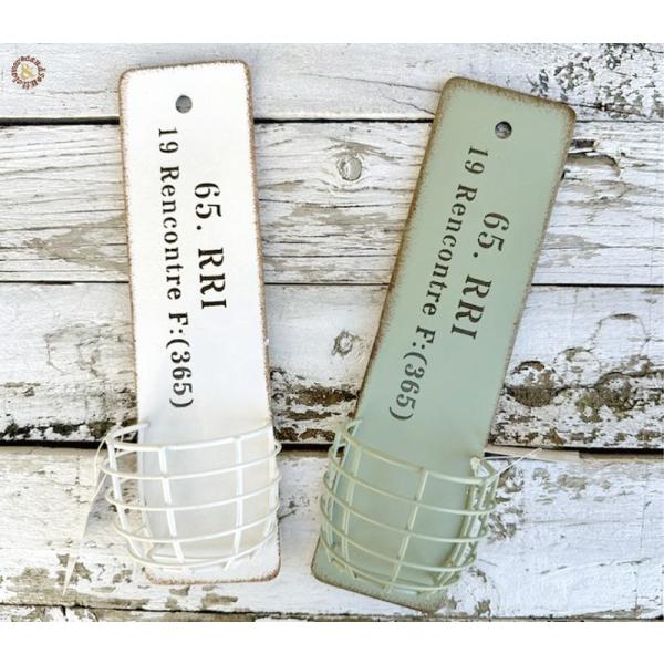 かわいい吊り下げ型の壁掛けフラワーポットsize：W7.5×D6.5×H24cm、ポット部 W6×D5.5×H7cm素材：TIN※アンティーク加工が施されています。※凹み、小さな穴やカケ、傷や色ムラ、ペイントの掠れ、色飛び等見られます。1つ...