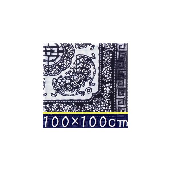 藍染め(印花布)のテーブルクロスです。4匹のコウモリが寿(の飾り文字)を囲んでいるという縁起図案「四福捧寿」のデザインですよ。白色部分が多い、全体的に明るめな雰囲気のテーブルクロスですね。縦横約100cm、綿100%、両面染め※ 制作時期に...
