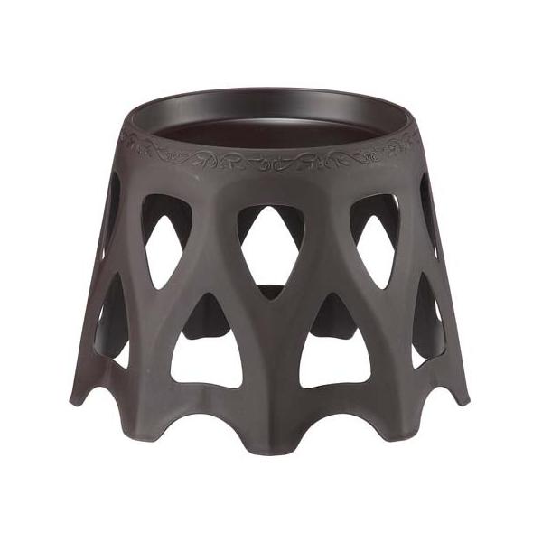 特長シャープなフォルムに彫刻を施した斬新なデザイン。植木鉢をのせて使用すれば高低差のあるお洒落な演出が楽しめます。受皿付きなので玄関先やベランダなどの地面を汚さずに植物が飾れます。また、奥行30cmの階段スペースにも設置できるサイズです。※...